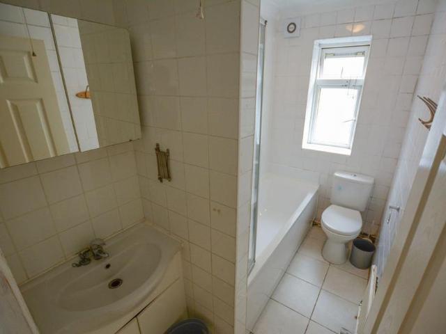4 bedroom semi detached house to rent