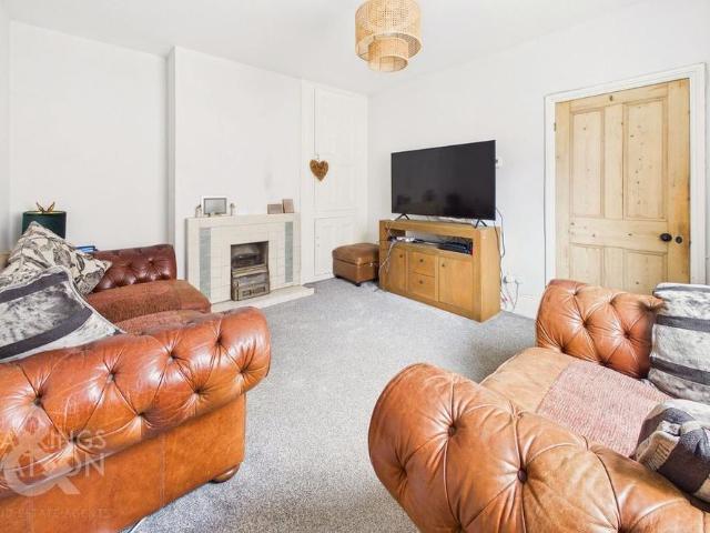 4 bedroom semi detached house to rent