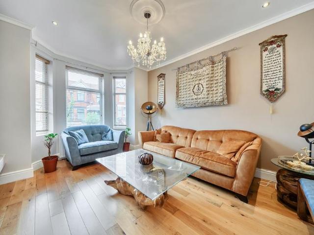 4 bedroom semi detached house to rent