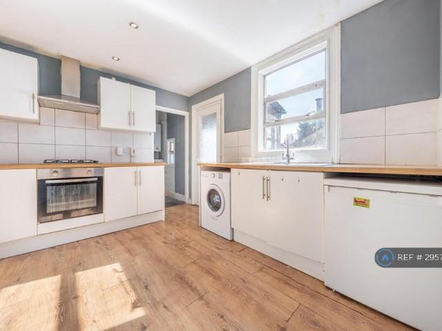 4 bedroom semi detached house to rent