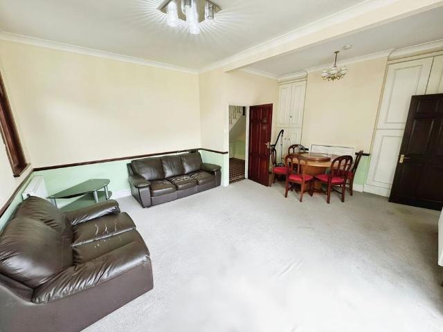 4 bedroom semi detached house to rent