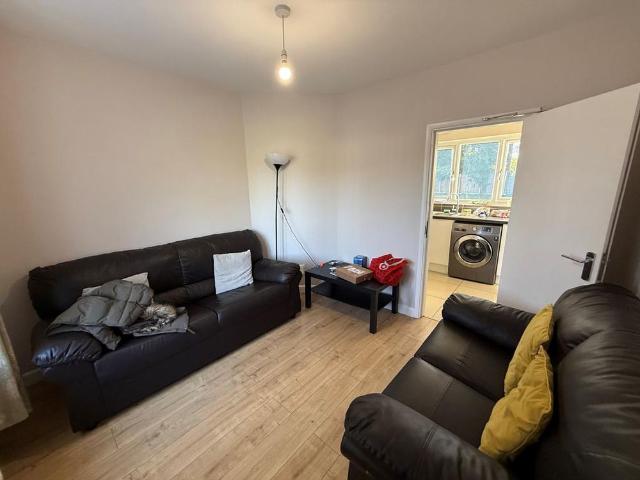 4 bedroom semi detached house to rent