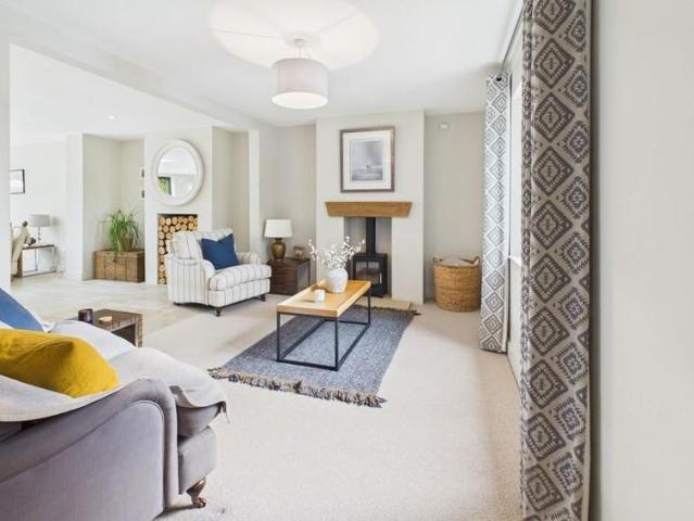 4 bedroom semi detached house to rent