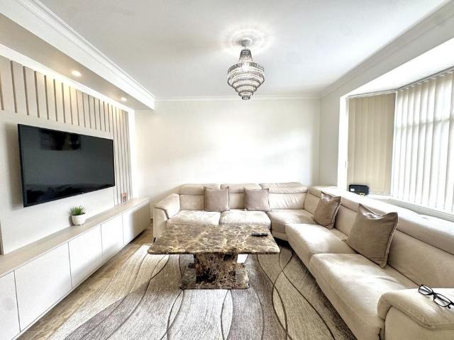 4 bedroom semi detached house to rent