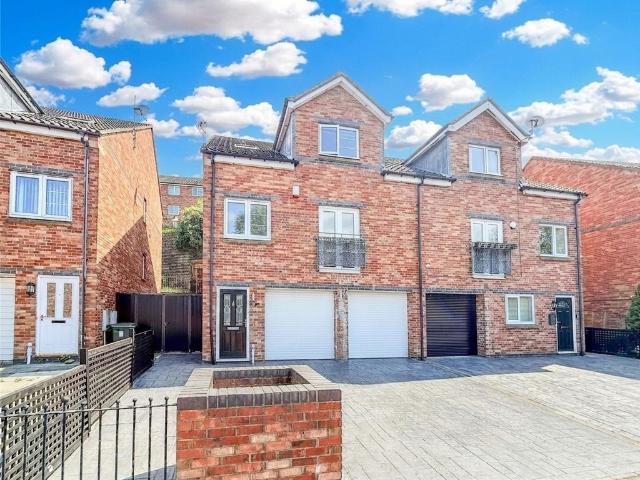 4 bedroom semi detached house to rent