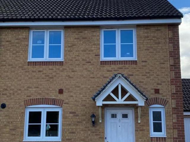 4 bedroom semi detached house to rent