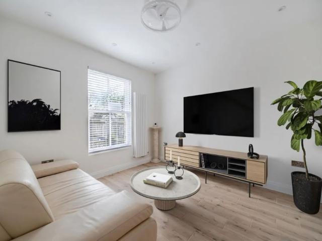 4 bedroom semi detached house to rent