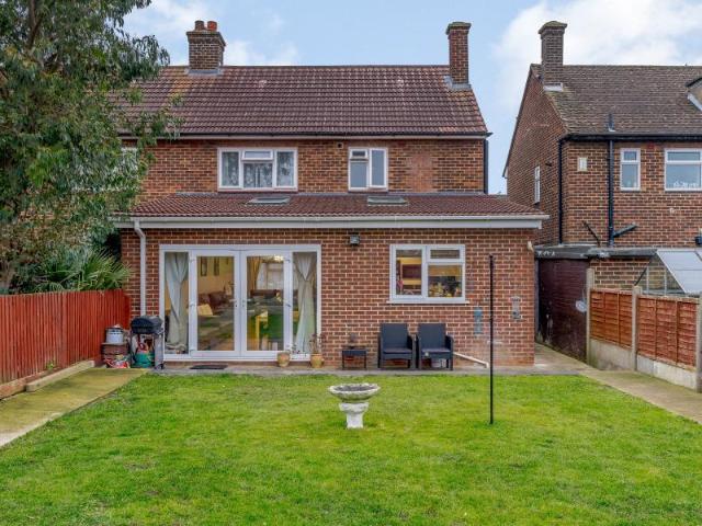 4 bedroom semi detached house to rent