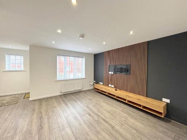 4 bedroom semi detached house to rent
