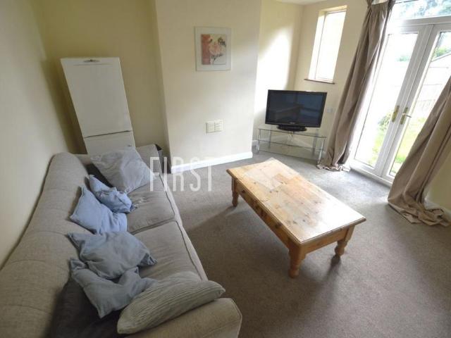 4 bedroom semi detached house to rent
