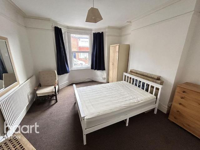 4 bedroom semi detached house to rent