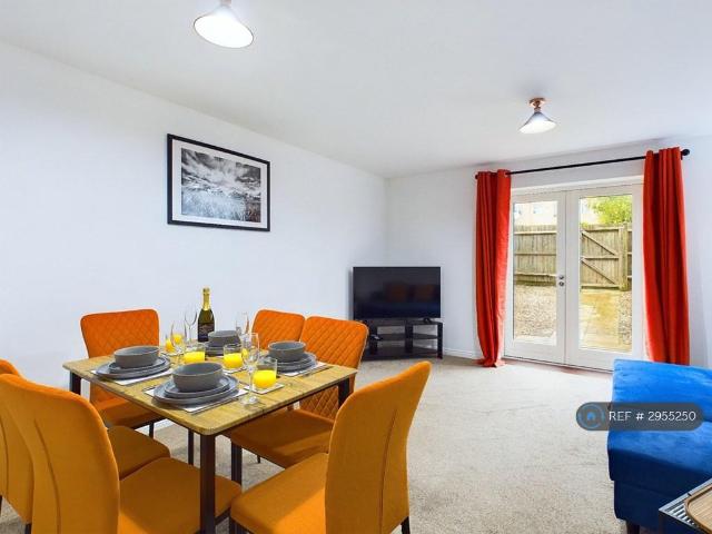 4 bedroom semi detached house to rent