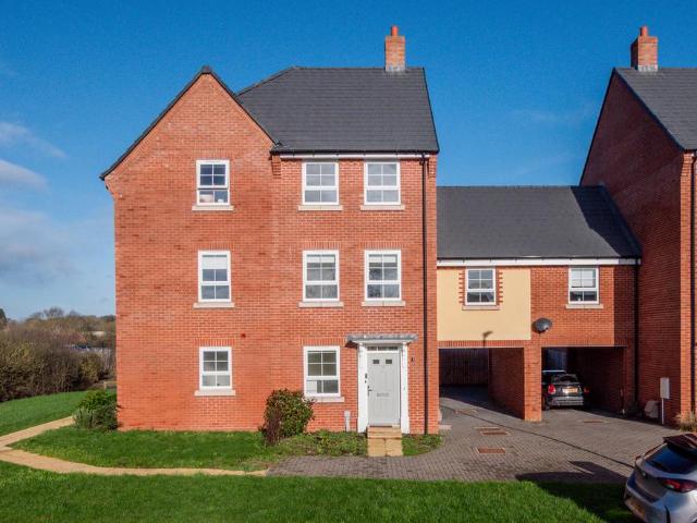 4 bedroom semi detached house to rent