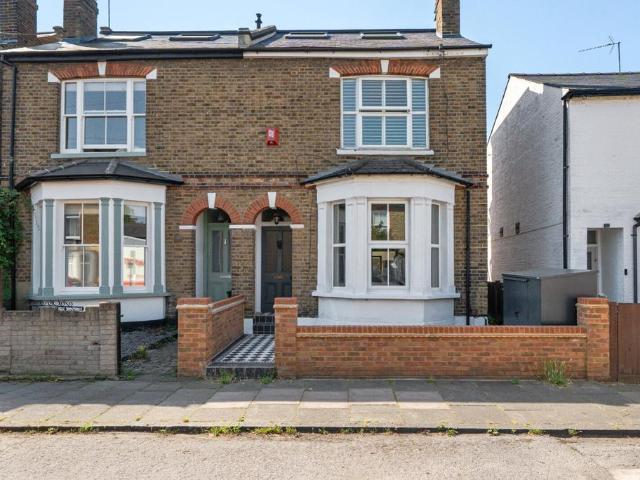 4 bedroom semi detached house to rent