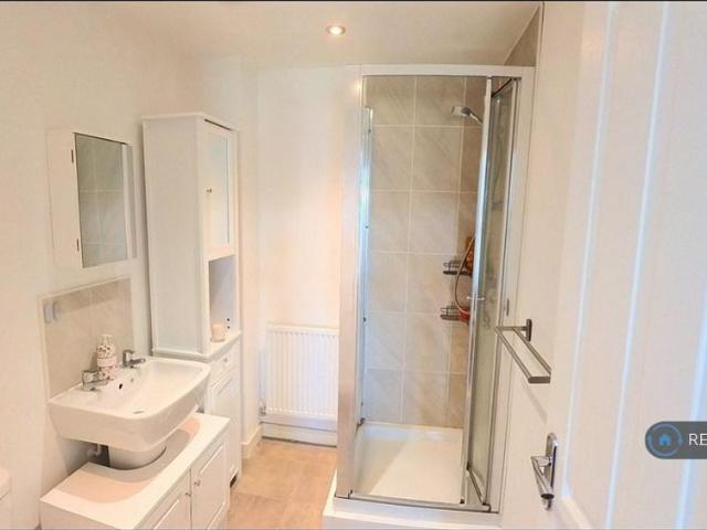 4 bedroom semi detached house to rent