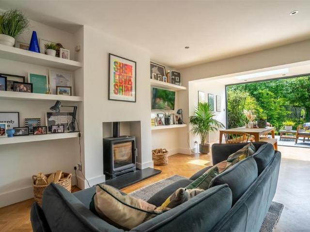 4 bedroom semi detached house to rent