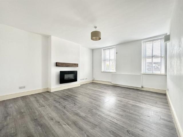 4 bedroom semi detached house to rent