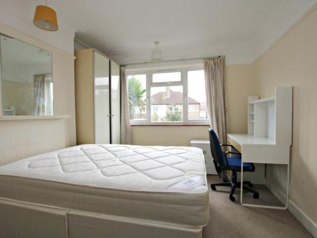 4 bedroom semi detached house to rent