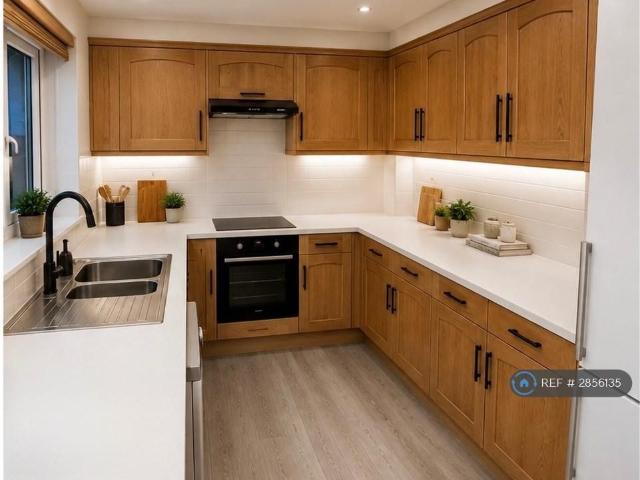 4 bedroom semi detached house to rent