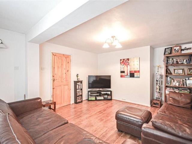 4 bedroom semi detached house to rent