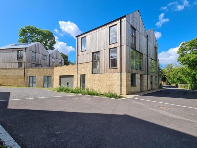 4 bedroom semi detached house to rent