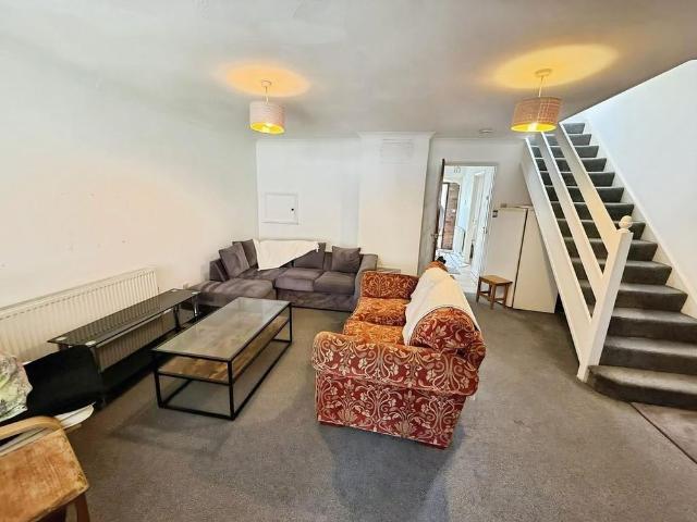 4 bedroom semi detached house to rent