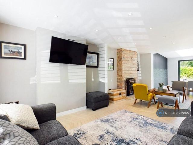 4 bedroom semi detached house to rent