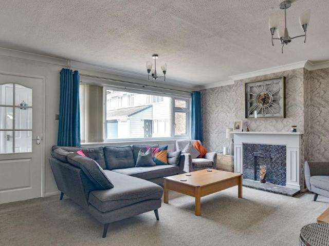 4 bedroom semi detached house to rent