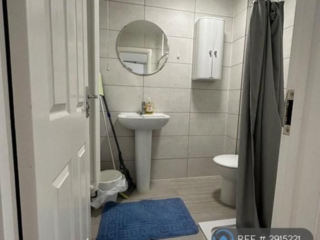 4 bedroom semi detached house to rent