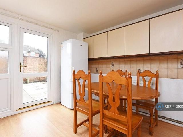 4 bedroom semi detached house to rent