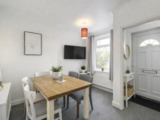4 bedroom semi detached house to rent