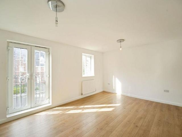 4 bedroom semi detached house to rent