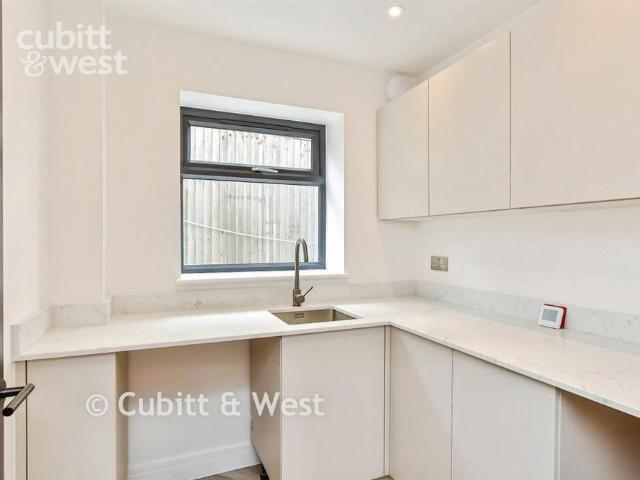 4 bedroom semi detached house to rent