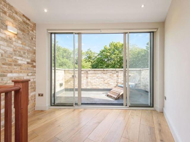 4 bedroom semi detached house to rent