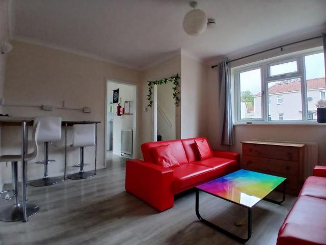 4 bedroom semi detached house to rent
