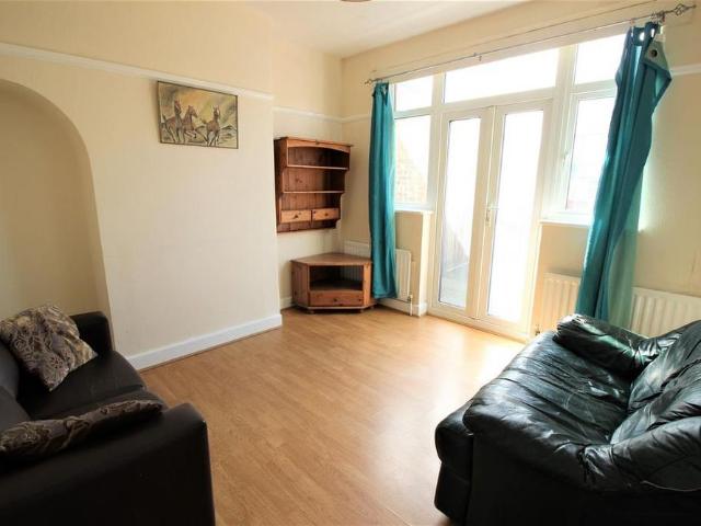 4 bedroom semi detached house to rent