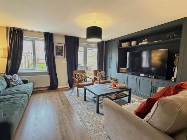 4 bedroom semi detached house to rent