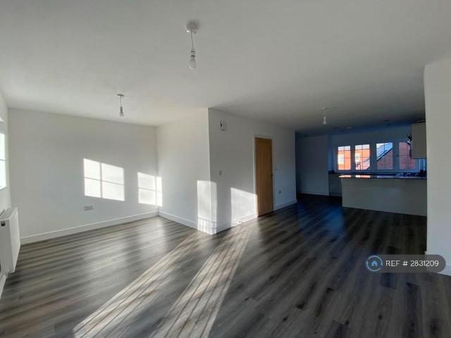4 bedroom semi detached house to rent
