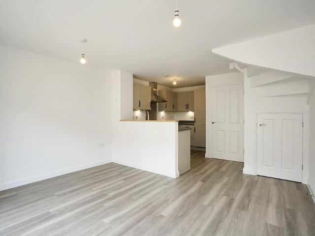 4 bedroom semi detached house to rent