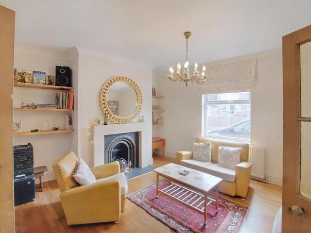 4 bedroom semi detached house to rent
