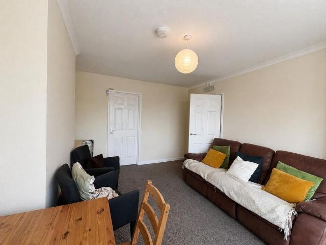 4 bedroom semi detached house to rent