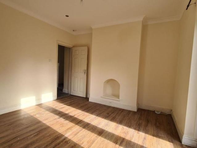 4 bedroom semi detached house to rent