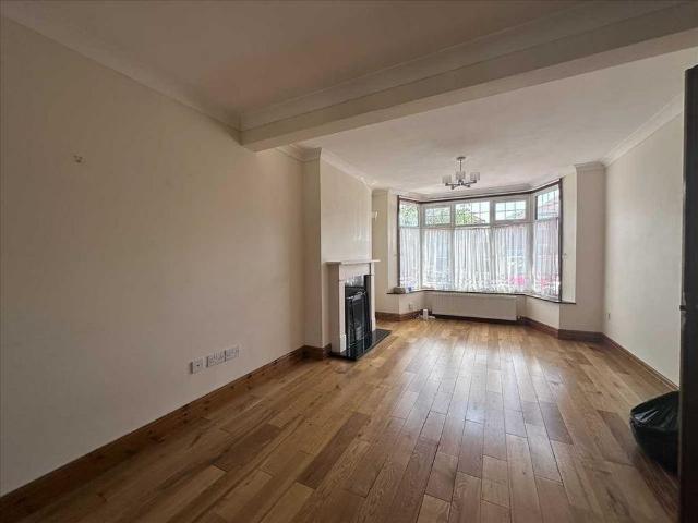4 bedroom semi detached house to rent