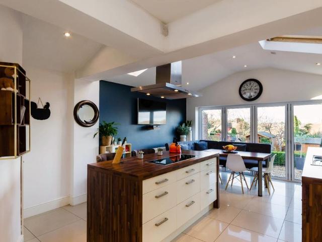 4 bedroom semi detached house to rent