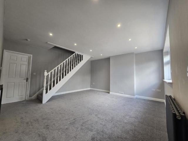 4 bedroom semi detached house to rent