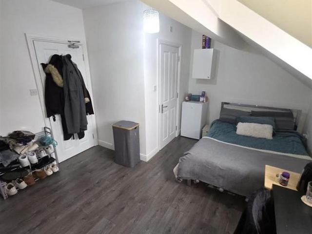 4 bedroom semi detached house to rent