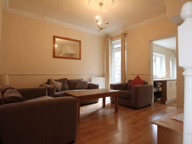 4 bedroom semi detached house to rent
