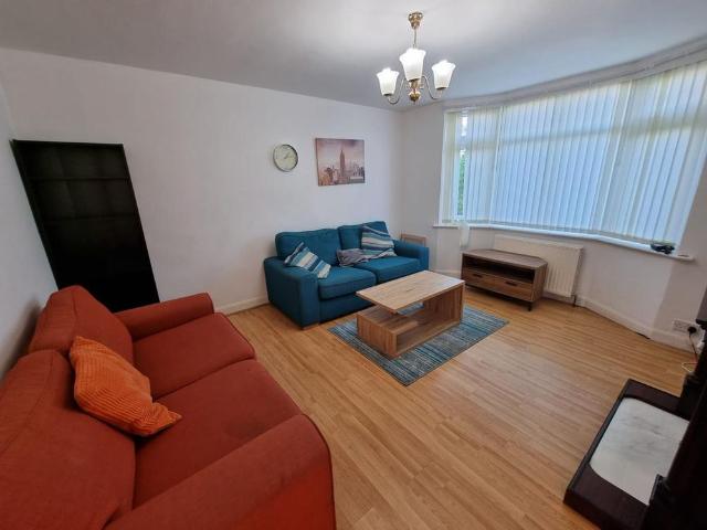 4 bedroom semi detached house to rent