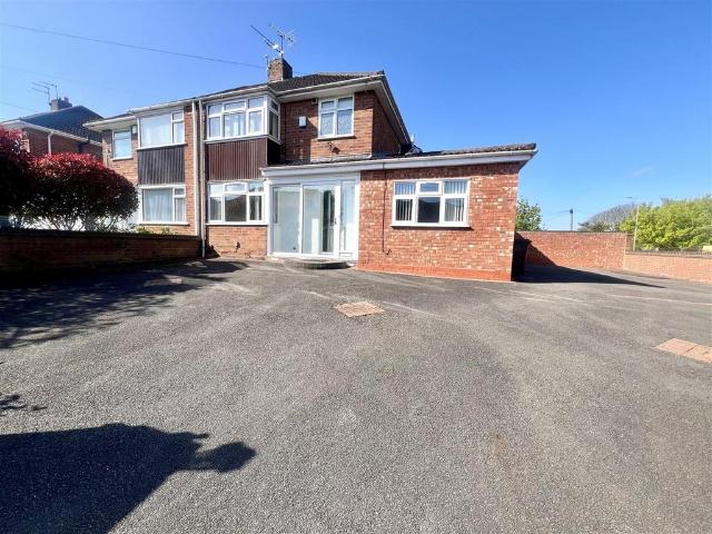 4 bedroom semi detached house to rent