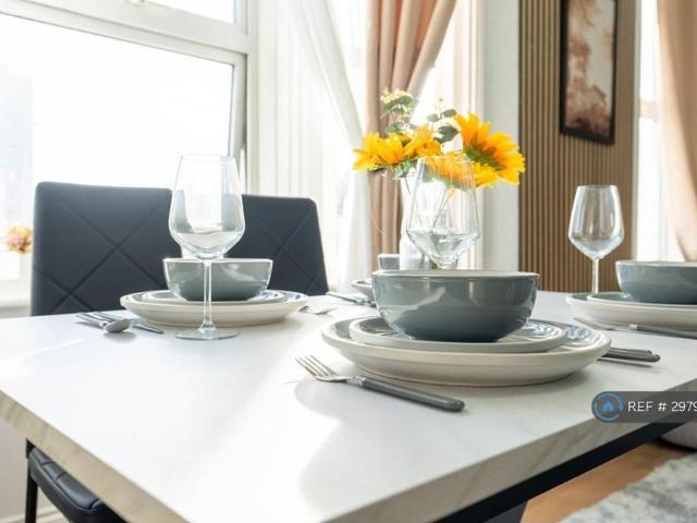 4 bedroom semi detached house to rent